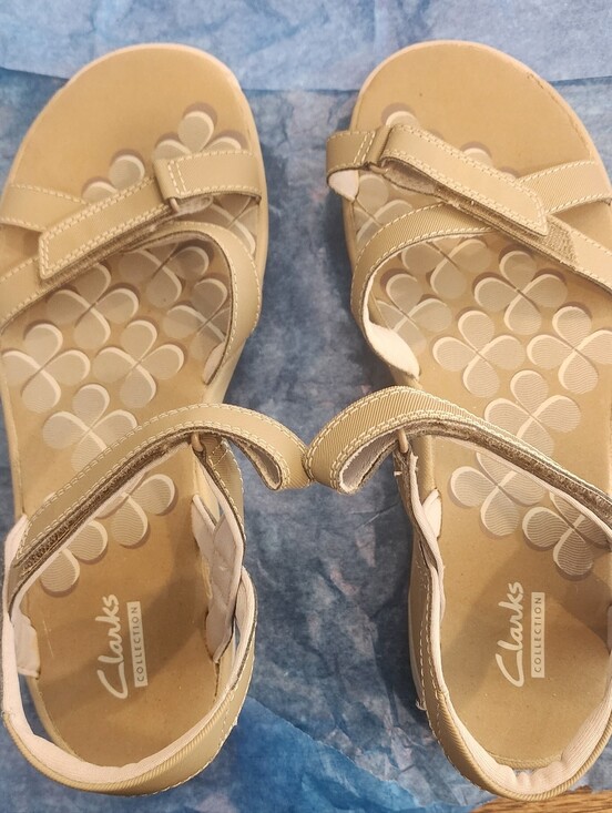 Clarks | Shoes | Clarks Womens Tan Sandals With Subtle Gold Accents ...